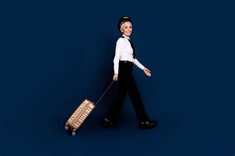 연금 수령자 숙녀 상업 조종사 프로필 산책 여행 가방 옷을 입은 비행사 유니폼 진한 파란색 배경 절연 전체 길이 사진 55 59세에 대한 스톡 사진 및 기타 이미지 Istock