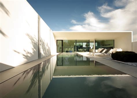 Jm Architecture Lines L Shaped Villa With Mosas Ceramic Tiles