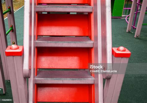 야외 놀이터의 빈 빨간 계단에 나무 계단을 클로즈업 어린이를위한 안전한 놀이 공간 0명에 대한 스톡 사진 및 기타 이미지 0명 가구 건강한 생활방식 Istock