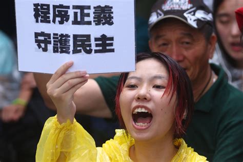 立法院會21日處理藍白所提國會職權相關修法，下午2時30分繼續開會後，民進黨團提出散會動議，並舉牌高喊「不討論、就散會」口號。中央社記者翁睿坤