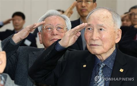 경례하는 625 참전 육사생도 2기