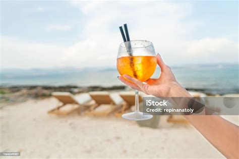 여름 햇살에 뜨거운 열대 해변에서 얼음 조각과 맛있는 클래식 아이스 아페롤 스프리츠 칵테일을 들고 여자 스프리츠에 대한 스톡 사진 및 기타 이미지 Istock