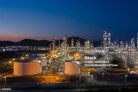 공중 보기 황혼과 밤에 석유 정유 공장 및 석유 저장 탱크 석유화학 산업 가솔린에 대한 스톡 사진 및 기타 이미지 가솔린 건설 산업 건축물 Istock