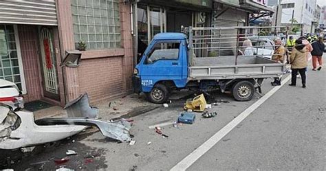 小客車追撞貨車害失控！釀駕駛命危 路邊7車慘遭波及爛毀畫面曝 Ctwant Line Today
