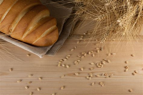 소박한 맛 있는 향기로운 신선한 바게트 덩어리와 나무 테이블 Copyspace 텍스트 공간에 밀 제빵 재료 요리 과자 다이어트 건강 한 영양 상점 저장소 생성 개체 그룹에