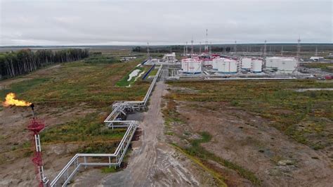 유럽에 저장중인 석유 및 가스 매장량 무인 항공기는 석유 탱크와 과도한 가스를 태우는 가스 플레어 주위를 날아갑니다 연료 위기와 유럽과 세계의 연료 및 가스 가격의 급격한