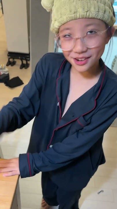 그녀의 딸기 먹는 법 Youtube