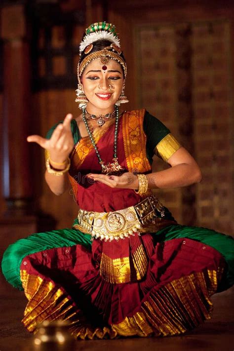 Bella Ragazza Indiana Che Balla Ballo Indiano Tradizionale Classico Immagine Stock Editoriale