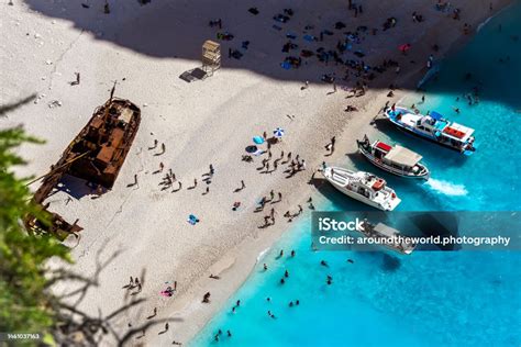 따뜻한 저녁 햇살이 비치는 자킨토스 섬의 유명한 나바지오 난파선 해변의 경치 좋은 고각 전망 그리스 잔테 난파선 비치 자킨토스에 대한 스톡 사진 및 기타 이미지 Istock