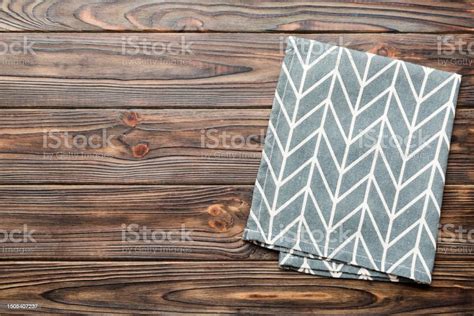 테이블 배경에 격리된 파란색 주방 냅킨이 있는 상위 뷰 복사 공간이 있는 모형용 접힌 천 플랫 레이 미니멀 스타일 0명에 대한 스톡 사진 및 기타 이미지 Istock