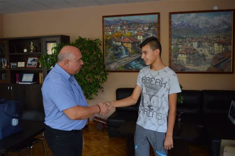 Кметът на Вършец награди дете за доблестна постъпка