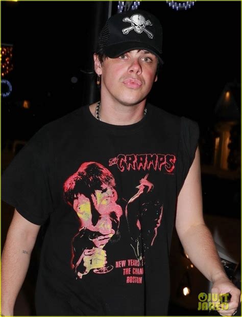 Yungblud And Girlfriend Jesse Jo Stark Share A Kiss While On Vacation In