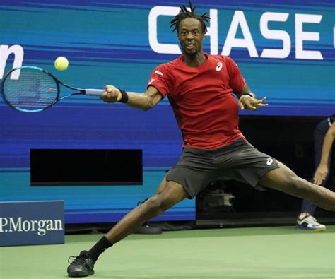 Download Gael Monfils With Legs Spread Wallpaper