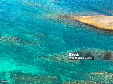 바다 푸른 청록색 맑은 물 여름 지중해 바위 해안 반짝이는 에메랄드 녹색 바다 바다 배경 휴식 여름 선 명상 열대 낙원 투명한 아쿠아마린 수채화 0명에 대한 스톡 사진 및
