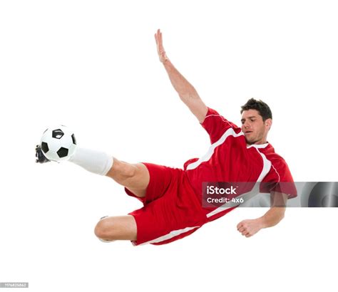 축구 유니폼을 입고 스포츠 볼을 사용 하 여 흰색 배경 앞에서 발로 중성인 축구 선수 발로 공중 3039 세 잘 생긴 사람들의 전체 길이 1 인 사이드 뷰 프로필 보기