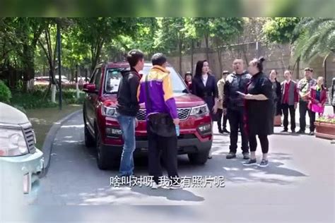 女司机开车遇见组团碰瓷，穷小伙一招就给拆穿，下场活该！小伙下场