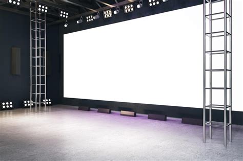 콘크리트 바닥 프리젠테이션 영화관 및 발표 개념이 있는 내부의 빈 흰색 직사각형 화면 3d 렌더링을 모의 프리미엄 사진