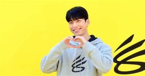 [포토] 위하준 멋지게 하트~
