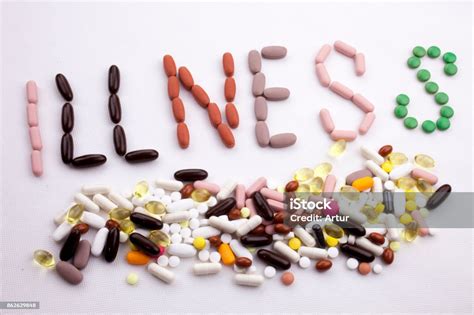 개념적 손을 쓰는 단어로 약 약 캡슐 병 흰색 절연된 배경 복사 공간에 작성 하는 텍스트 캡션 영감 의료 건강 개념 0명에 대한