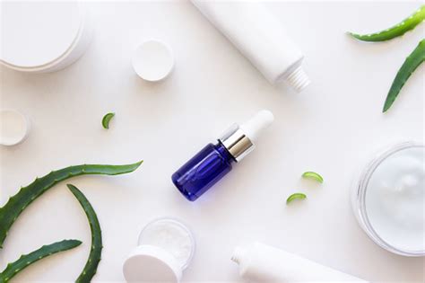 흰색 스퀴즈 튜브 크림 병 알로에 베라 플랫 누워 블루 드롭퍼 유리 세럼 흰색 배경 상단 보기 복사 공간에 누워 뷰티 스킨케어 천연 화장품 데일리 제품 0명에 대한 스톡