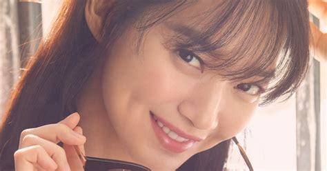 신민아 화보 속 사랑스러운 미소 봄처럼 화사해