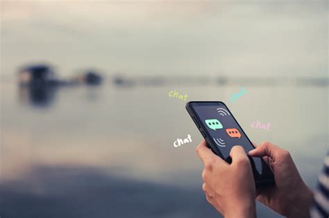 여자 손 스마트폰 입력을 사용 하 여 대화 상자 아이콘 팝업 채팅 대화 소셜 미디어 Maketing 기술 개념입니다 빈티지 소프트 컬러 톤 배경입니다 개념에 대한 스톡 사진