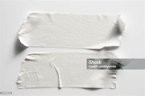회색 배경에 흰색 테이프의 집합입니다 찢어진된 수평 및 다른 크기 흰색 스티커 테이프 접착제 조각 0명에 대한 스톡 사진 및