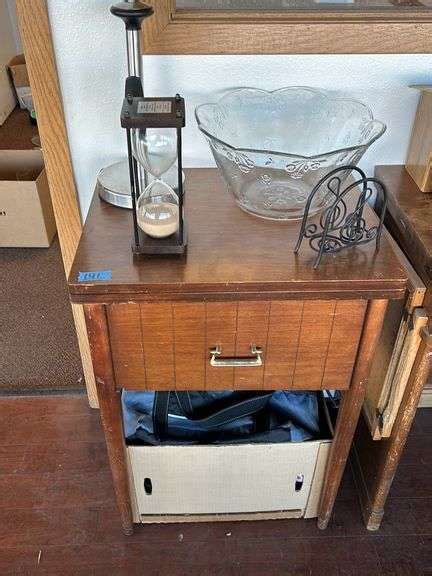 Singer Sewing Machine In Case Integrity Auctioneers