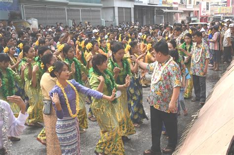 ကျောက်ဆည်မြို့၌ မြန်မာ့ရိုးရာယဉ်ကျေးမှု မဟာသင်္ကြန်ရေသဘင်ပွဲတော် ဖွင့်ပွဲအခမ်းအနား စည်ကားသိုက်မ