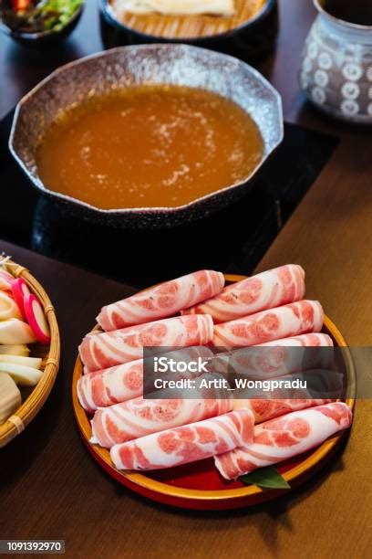 원형 나무 접시에 높은 차 돌 박이 텍스처와 프리미엄 드문 조각 흑 돼지 스키야키와 샤 브 샤 브에 대 한 봉사 건강한 생활방식에 대한 스톡 사진 및 기타 이미지 Istock