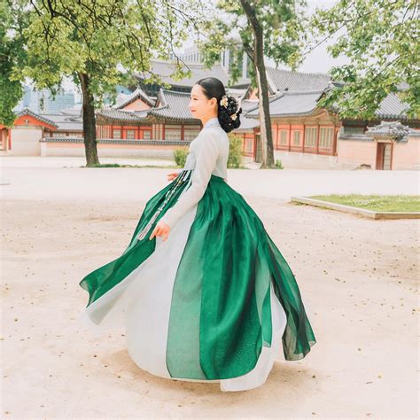 청춘한복아랑 Arang 여름과 잘 어울리는 살짝 톤 다운된 스카이블루색의 장옷💙 ⠀ ⠀ 이번