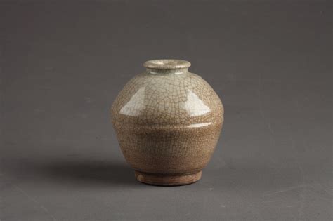 中医药文化藏品阁 开辟中医药文化传承与知识传播新途径 开片瓷药罐