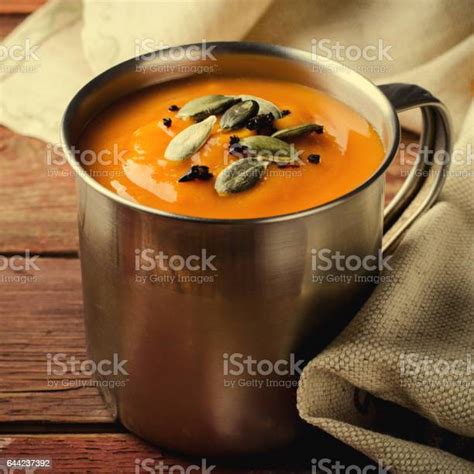 씨와 소박한 나무 배경에 훈제 파프리카 금속 머그잔에 구운된 호박 수프 0명에 대한 스톡 사진 및 기타 이미지 0명 가을 건강한 생활방식 Istock