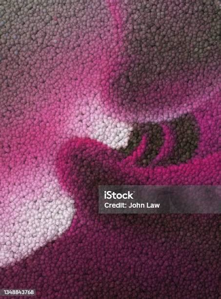 핑크 화이트와 퍼플의 여러 그늘에서 다채로운 구형 구형 구슬 패턴과 추상적인 현대적인 디자인 0명에 대한 스톡 사진 및 기타 이미지 Istock