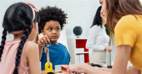학교에서 아이들에게 예술을 가르치는 아시아의 아름다운 젊은 여성 교사 매력적인 강사 마스터 여성은 교실에서 학생 유치원 유치원과 함께 그림과 그림을 설명하고 교육합니다
