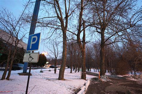 모스크바 러시아에서 겨울 이른 아침에 바퀴의 자 사용자를 위한 주차 지역 4 2018 거리에 대한 스톡 사진 및 기타 이미지 거리 건강관리와 의술 겨울 Istock