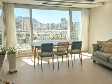 거실 창가 식탁배치 부산 서구 동대신센추럴타운 아워라운드 테이블내추럴 애쉬 프롬다이닝 세라믹식탁 모서리r값 배송후기