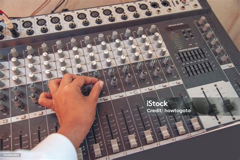 생산 사운드 엔지니어 여성 손 볼륨 이퀄라이저 음성을 조정 믹싱 콘솔 Dj 사운드 엔지니어링 녹음 스튜디오 믹싱 음성 제어 작업 프로듀서 리믹스 튜닝 음악 사운드 레코드