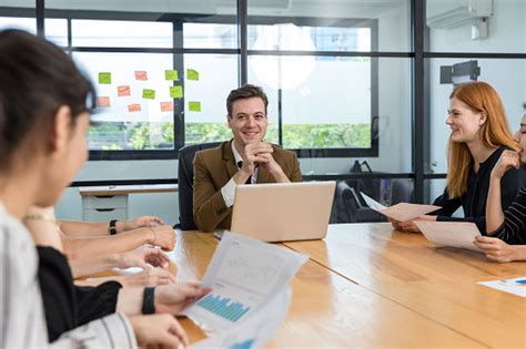 다양한 동료들이 브레인 스토밍에 모여 통계에 대해 함께 논의합니다 브레인 스토밍 사업 계획을 함께 수행하는 사람들 동료들이 모입니다 팀 브레인 스토밍 작업 개념 45 49