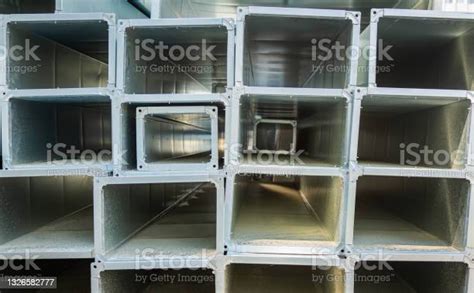 환기 파이프는 정사각형이고 직사각형입니다 강관 창고의 산업 에어컨 시스템을위한 공기 덕트 건설을위한 부품 산업용 환기 장비 0명에 대한 스톡 사진 및 기타 이미지 Istock