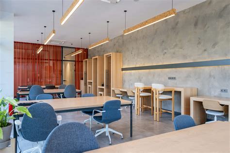 테이블과 의자가 많은 방 사진 Unsplash의 사무실 이미지