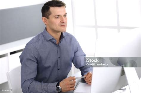 현대 사무실에서 컴퓨터로 작업하는 사업가 직장에서 남성 기업가 또는 회사 이사의 헤드 샷 비즈니스 개념 30 39세에 대한 스톡 사진 및 기타 이미지 Istock