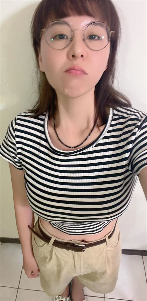 我媽說穿橫條紋看起來胸部比例太大很醜 欸我胸部大就不能穿橫條紋嗎我就覺得好看啊