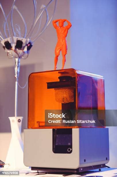 3d 프린터는 제품의 창조를 수행합니다 3차원 인쇄에 대한 스톡 사진 및 기타 이미지 3차원 인쇄 공학 과학 Istock