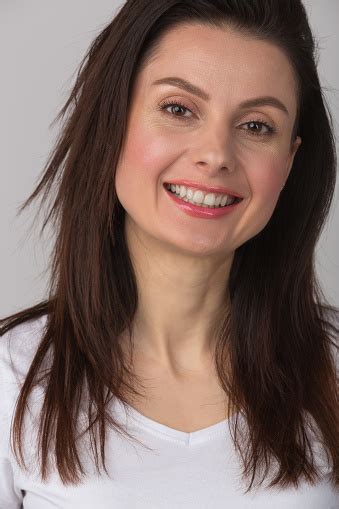 흰색 캐주얼 셔츠를 입은 아름다운 젊은 성인 여성 30대 매력적인 우크라이나 여성의 스튜디오 헤드샷이 미소로 카메라를 바라보고 있다 30 39세에 대한 스톡 사진 및 기타