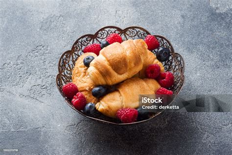 어두운 콘크리트 배경에 신선한 라즈베리와 블루 베리와 크루아상 공간을 복사합니다 아침 식사 커피 꿀의 개념 과일에 대한 스톡 사진 및 기타 이미지 Istock
