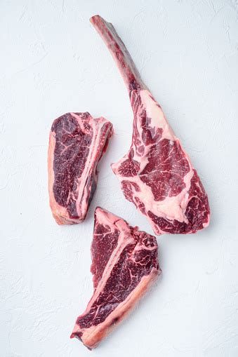 건조 숙성 생 포터 하우스 쇠고기 고기 스테이크 토마호크 T 뼈 또는 포터 하우스와 클럽 스테이크 흰색 돌 배경에 상단 보기 플랫 누워 고기에 대한 스톡 사진 및 기타