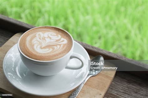 하트 모양의 커피 컵 라떼 아트와 나무 테이블에 다크 커피와 다크 초콜릿 직장이나 주말 회의 후 커피 휴식을위한 거품 음료 다크