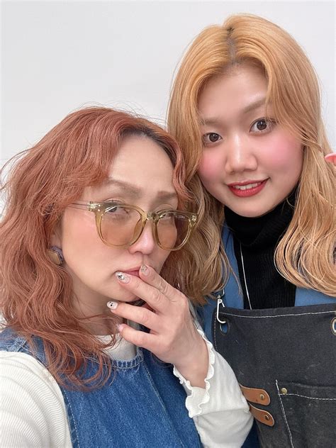 春だね 髪色はオレンジピンク🍊🩷 娘に髪を染めてもらえる 母、幸せの時間 長女あみは5歳の時の夢みた 美容師になる事実現している そして20歳