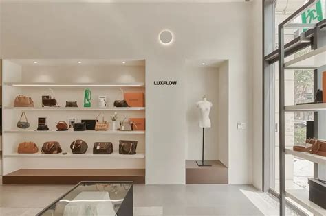 모던하고 고급스러운 14평 중고명품샵 인테리어 수원 광교 모던하고 고급스러운 14평 중고명품샵 인테리어 수원 광교